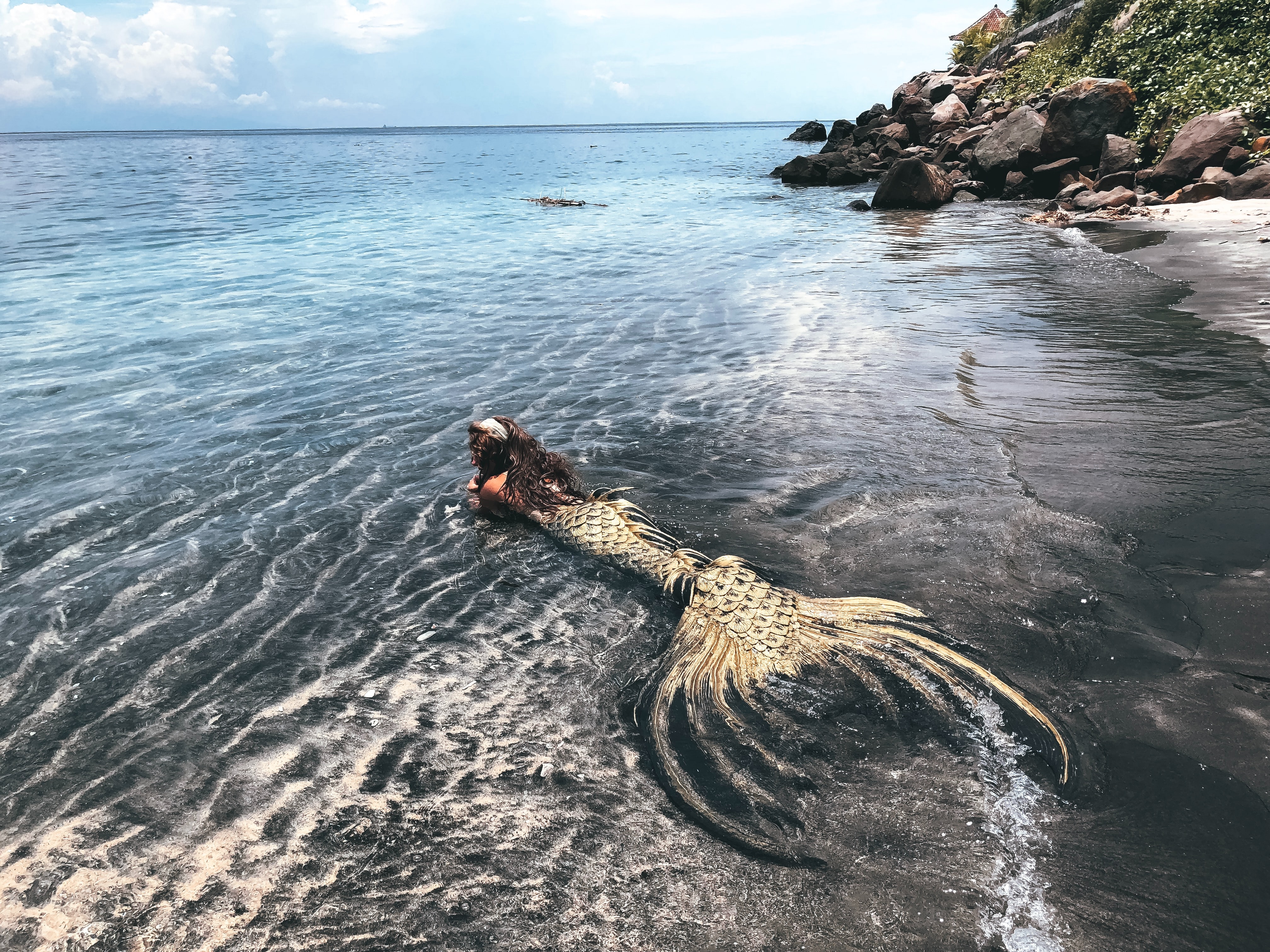 How to be a Mermaid – Crystal Aura Gaze